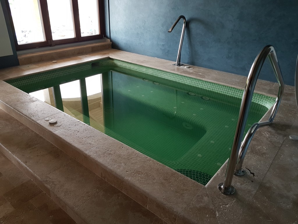 Cada cu hidromasaj - Constructii piscine, constructii saune ...