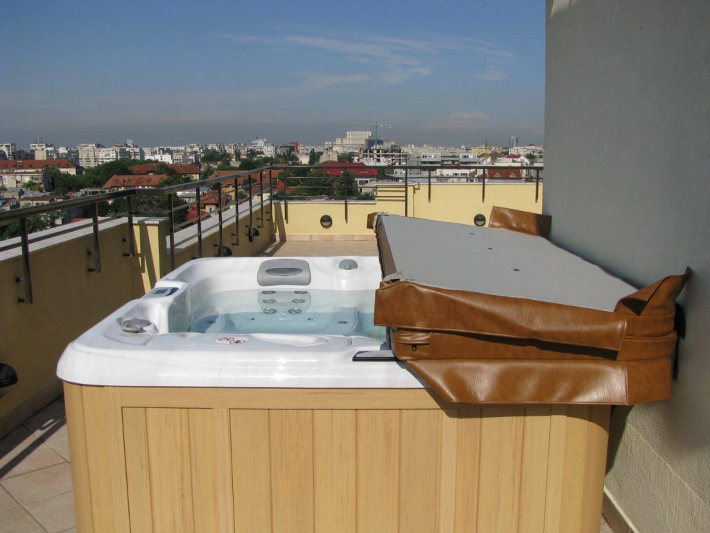 Cada cu hidromasaj - Constructii piscine, constructii saune ...